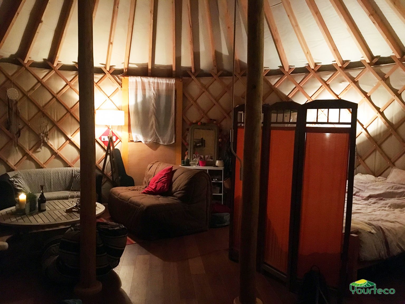 Photographies d'intérieurs de yourtes contemporaines