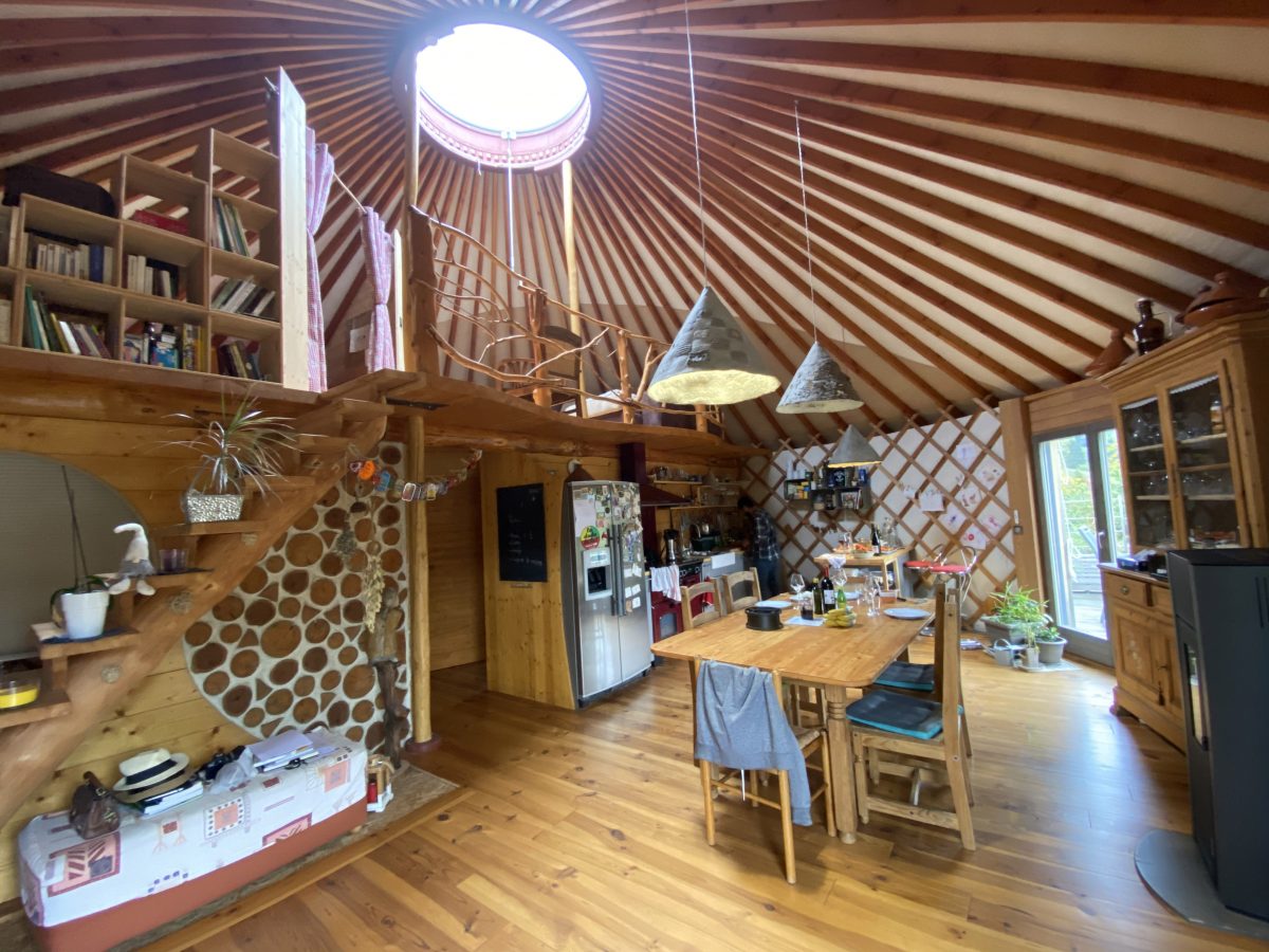 Photographies d'intérieurs de yourtes contemporaines